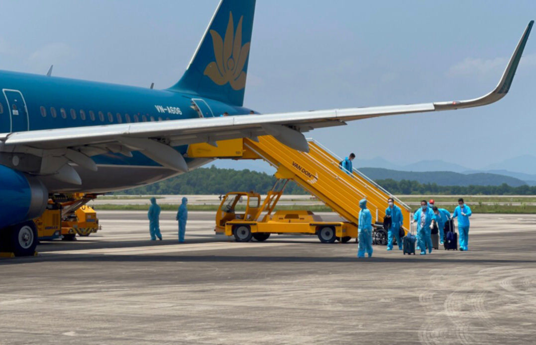 Hai chuyến bay chở 350 công dân từ Mỹ về nước tham gia thí điểm cách ly ...